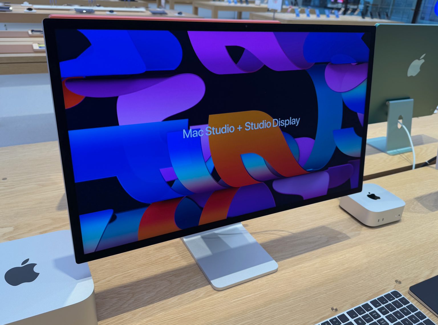 MacBook Upgrades Get Incremental as Apple Preps Next-Gen Displays ...