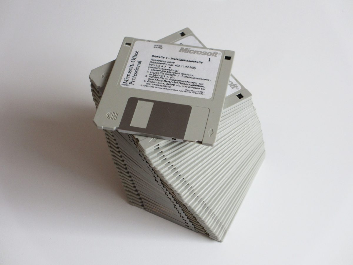 FAA Finally Ditches Floppy Disks and Windows 95 for Air Traffic Control ...