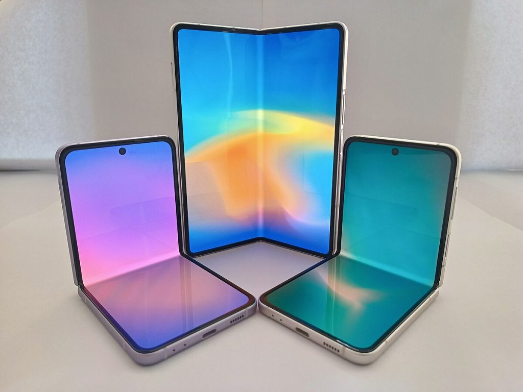 Foldable Screens Are Redesigning How We Think About Space - Gadget Review