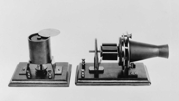 How the Telephone Evolved Over 164 Years: From Bell to Smartphones ...